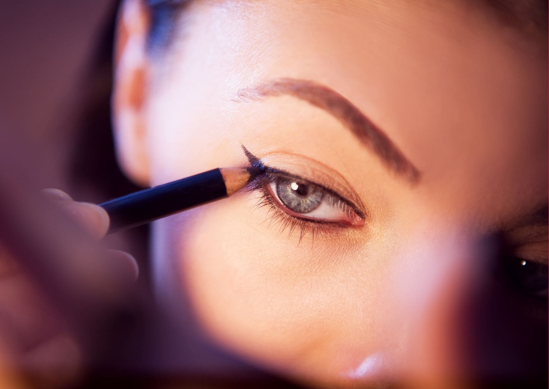 Comment bien réussir son trait d’eye liner ? Voici tous nos conseils ... Comment bien réussir son trait d’eye liner ? Voici tous nos conseils ...